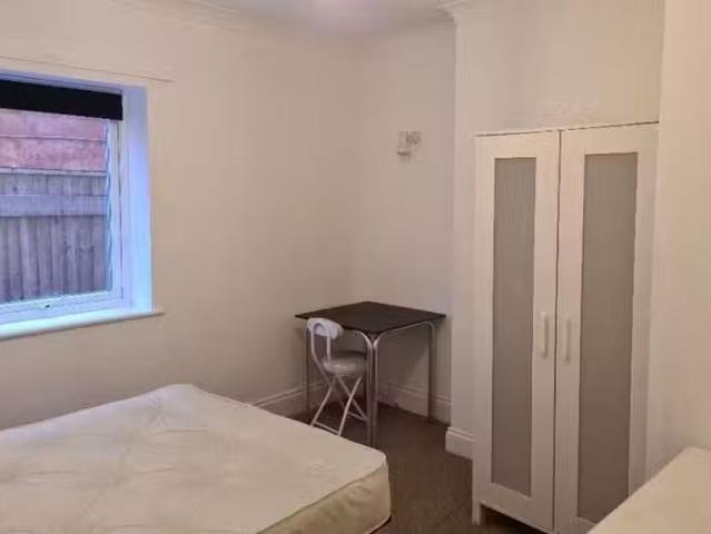 Cheap 2 BA 1 bedroom house share for rent in Trafalgar Road, W.