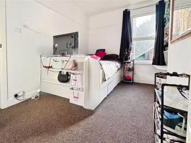 Charming 2 BA 1 bedroom Property to rent, St. Martins Road, Ca.