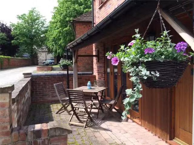 Cheap 2 BA 2 bedroom cottage for rent in Manor Lane, Kineton.