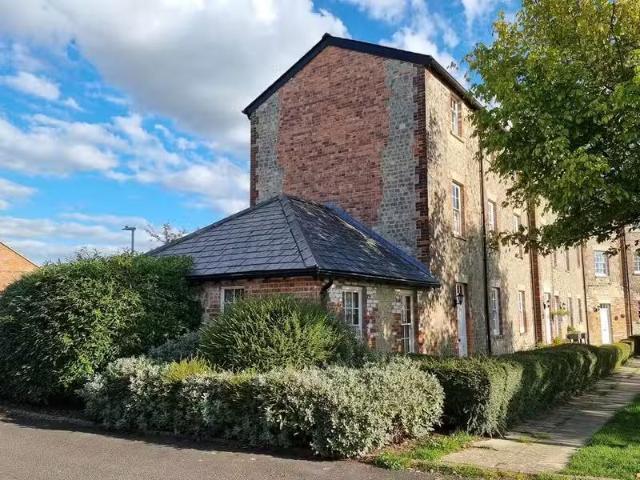Cozy 2 BA 2 bedroom end of terrace house for rent in The Beech.