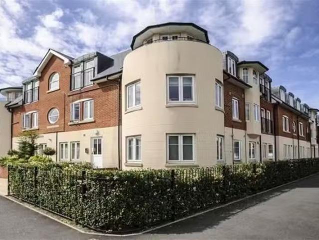 Cheap 2 BA 2 bedroom Flat to rent, Station Road, Egham, TW20.