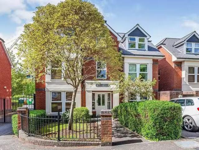 Unique 2 BA 2 bedroom Flat to rent, School Lane, Egham, TW20.