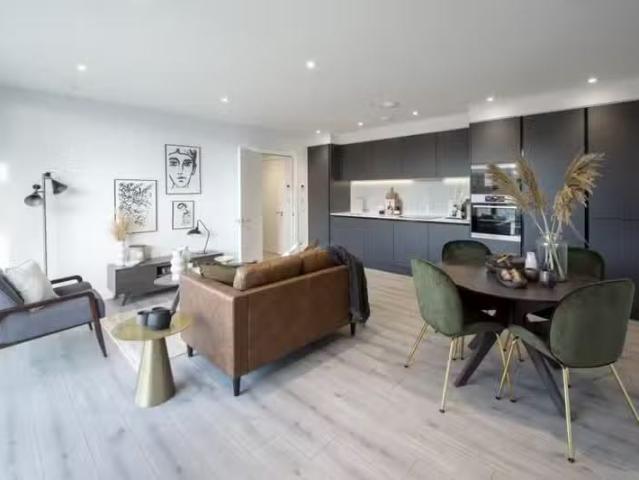 Nice 2 BA 2 bedroom flat for rent in The Courtyard Circus Stre.
