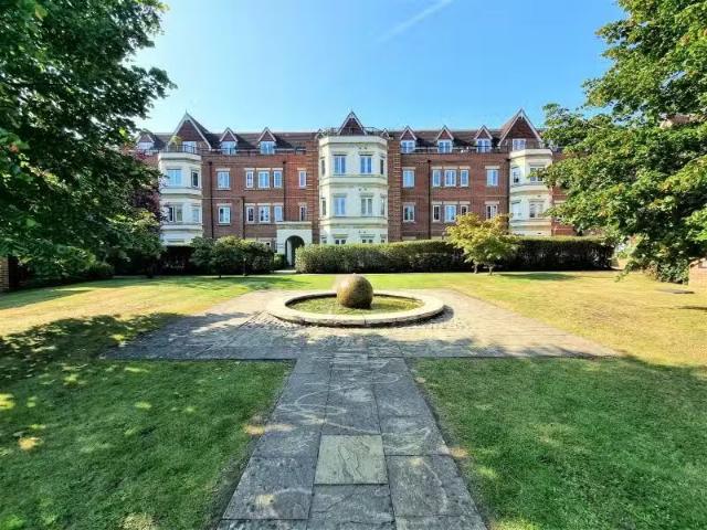 Nice 2 BA 2 bedroom flat for rent in The Cloisters, London Roa.