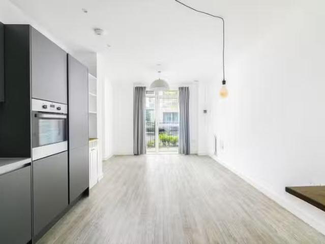 Cheap 2 BA 2 bedroom flat for rent in Thunderer Street, London.