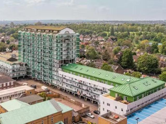 Just in! 2 BA 2 bedroom flat for rent in Tower Point, EN2 6SZ.