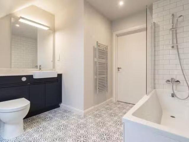 Unique 2 BA 2 bedroom flat for rent in Westhall Road, Warlingh.
