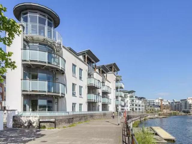 Deal! 2 BA 2 bedroom flat for rent in Capricorn Place, Hotwell.
