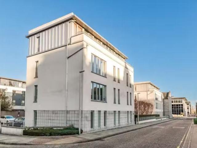 Cozy 2 BA 2 bedroom flat for rent in Dempsey Court, Queens Lan.