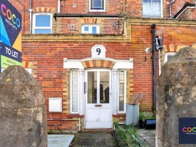 Deal! 2 BA 2 bedroom flat for rent in Flat 3, 9 Wyke Road, Wey.