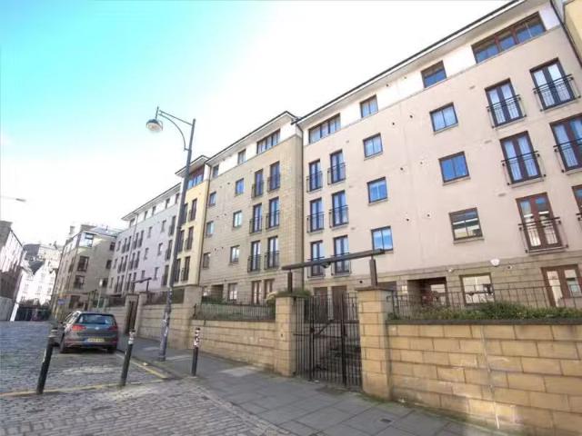 Unique 2 BA 2 bedroom flat for rent in High Riggs, Edinburgh.