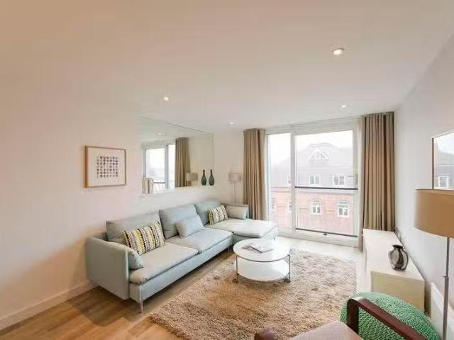 Nice 2 BA 2 bedroom flat for rent in Horse Shoe Court, Brewhou.