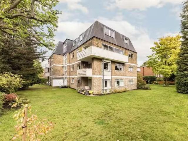 Cozy 2 BA 2 bedroom flat for rent in St. Georges Road, Weybrid.