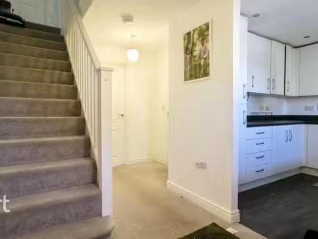 Charming 2 BA 2 bedroom semi detached house for rent in Christ.