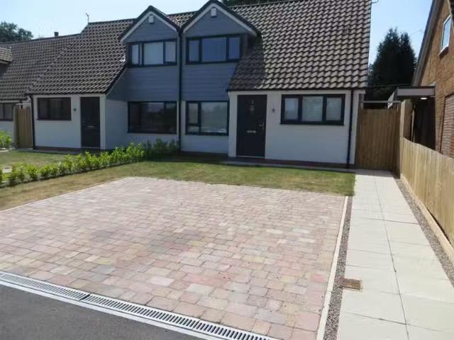 For Rent! 2 BA 2 bedroom semi detached house for rent in Downi.