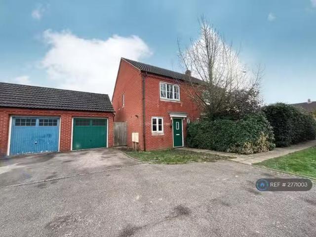 Nice 2 BA 2 bedroom semi detached house for rent in Longchamp.