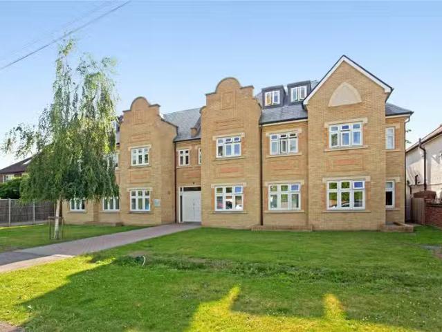Deal! 2 BA 2 bedroom property to let in Ember Lane, Esher, Sur.