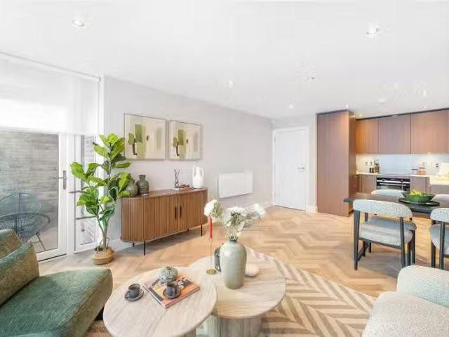 Charming 2 BA 2 bedroom property to let in Thornton Road, Lond.