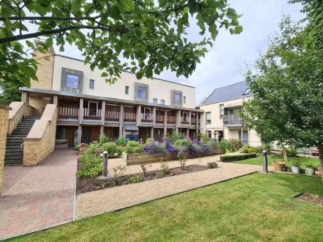 Rental! 2 BA 2 bedroom retirement property for rent in Cirence.