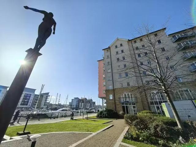 Cozy 2 BA 3 bedroom apartment for rent in Centre Quay Portis.