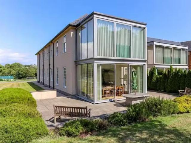 New 2 BA 3 bedroom apartment for rent in 1 Llewelyn House, Hen.
