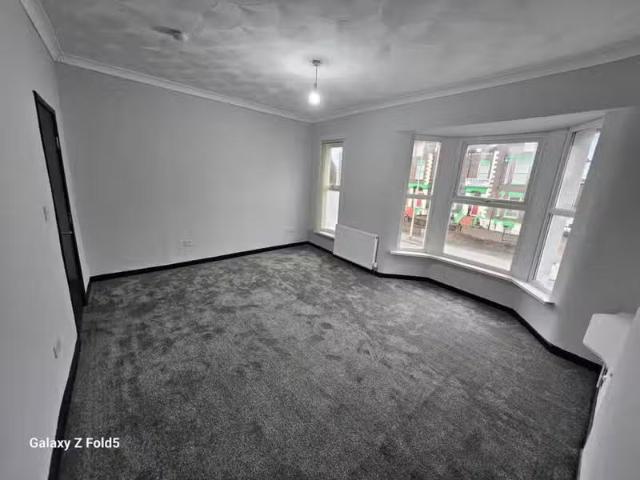 Rental! 2 BA 3 bedroom apartment for rent in 65 Sheil Road, Li.