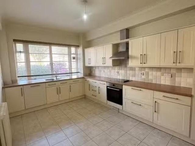 New 2 BA 3 bedroom ground floor flat for rent in 4, 4 Grand Av.