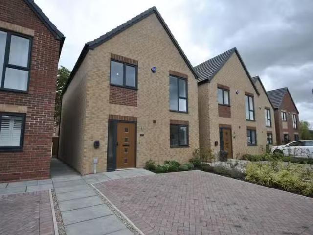 Cheap 2 BA 3 bedroom detached house for rent in Olympus Close.