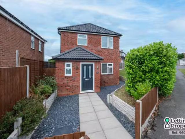 Unique 2 BA 3 bedroom detached house for rent in Queensway, Hu.
