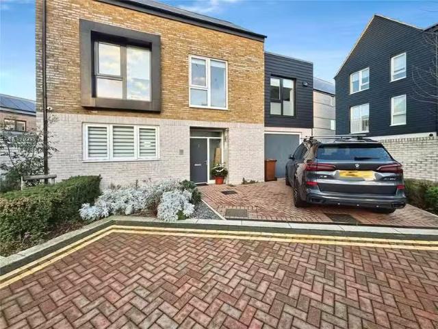 Unique 2 BA 3 bedroom Detached House to rent, Telemon Close, R.