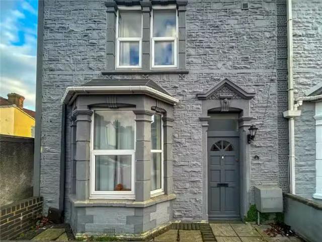 Cozy 2 BA 3 bedroom end of terrace house for rent in Cecil Roa.