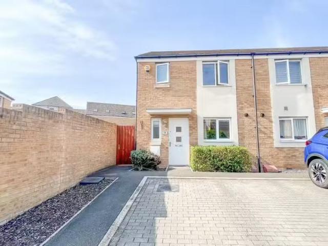 Just in! 2 BA 3 bedroom end of terrace house for rent in Bushy.
