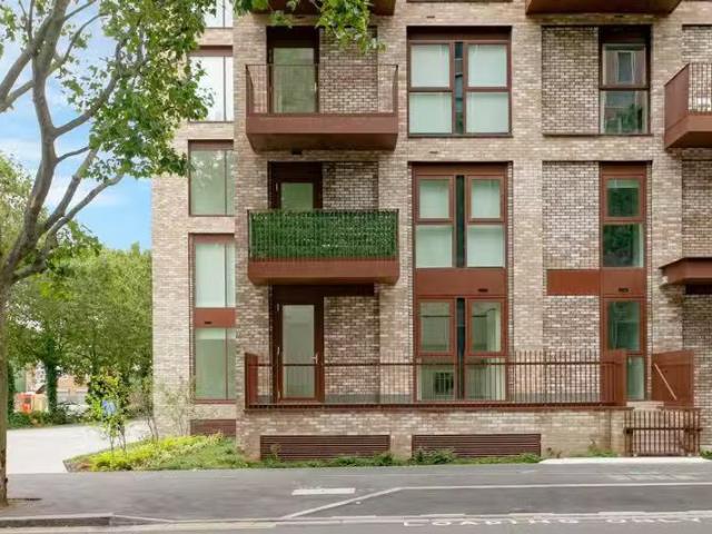 Nice 2 BA 3 bedroom flat for rent in Thames Road, London E16