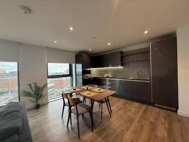 Cozy 2 BA 3 bedroom flat for rent in The Helm, 37 Holdenhurst.