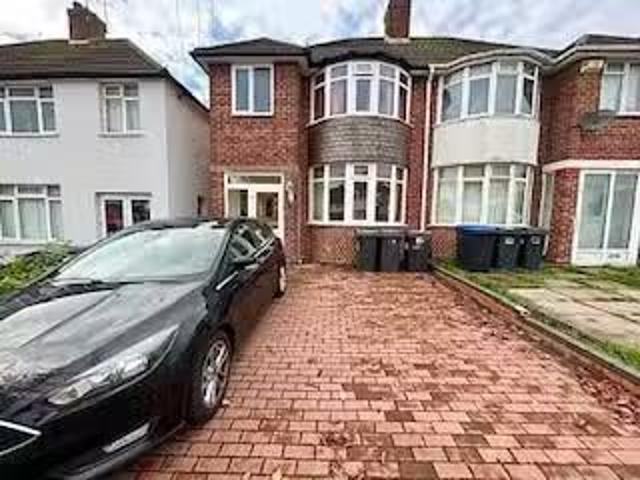 Cozy 2 BA 3 bedroom house for rent in Chaffcombe Road, Sheldon.