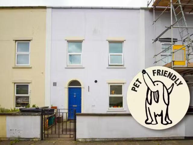 Nice 2 BA 3 bedroom house for rent in Armoury Square, Easton.