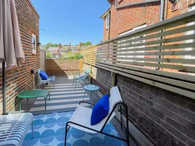 Cheap 2 BA 3 bedroom maisonette for rent in Meads Street, East.