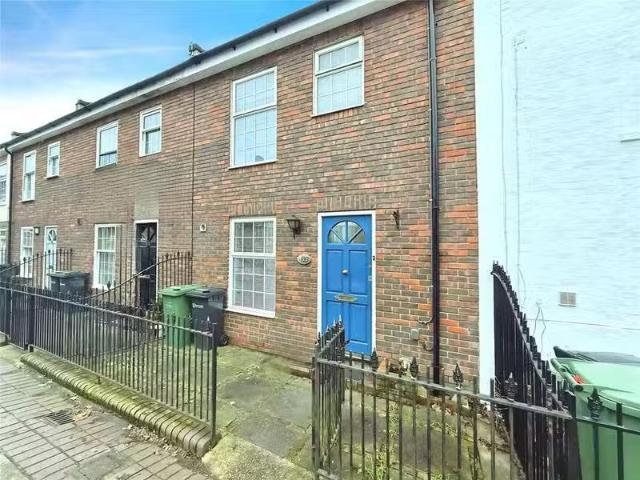 Charming 2 BA 3 bedroom Mid Terrace House to rent, King Street.
