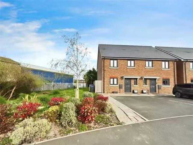 New 2 BA 3 bedroom Semi Detached House to rent, Court Marsh Ro.