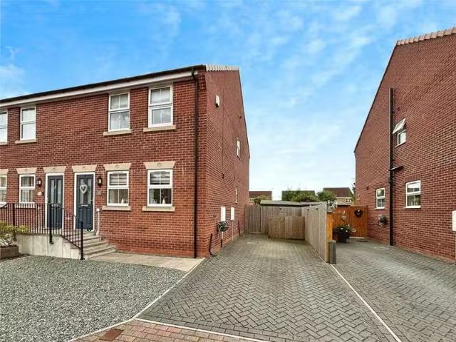 Cozy 2 BA 3 bedroom Semi Detached House to rent, Earl Street.