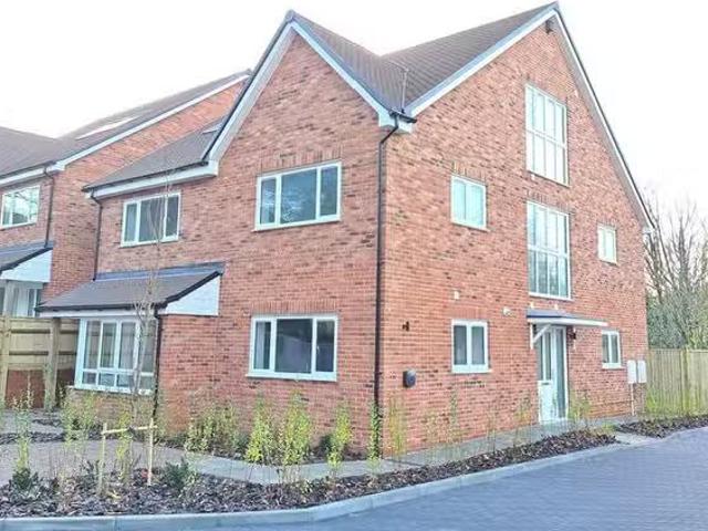 Unique 2 BA 3 bedroom Semi Detached House to rent, Stanislas P.