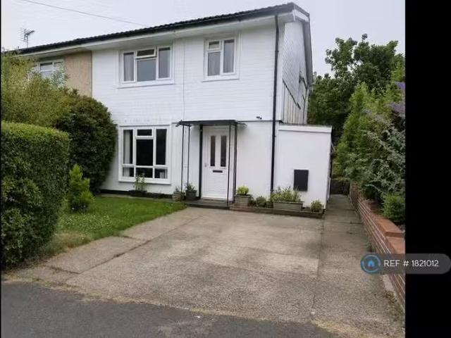 Cozy 2 BA 3 bedroom semi detached house for rent in Wentworth.
