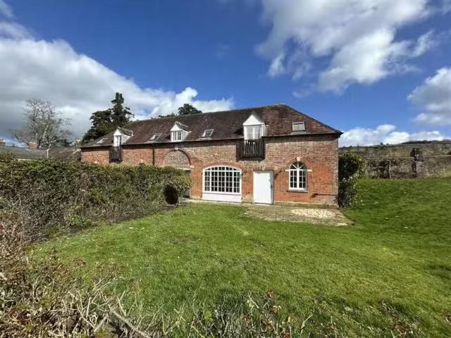 New 2 BA 3 bedroom semi detached house for rent in Alton Pancr.