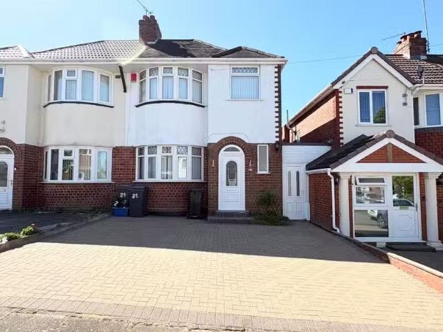 Rental! 2 BA 3 bedroom semi detached house for rent in Bent Av.