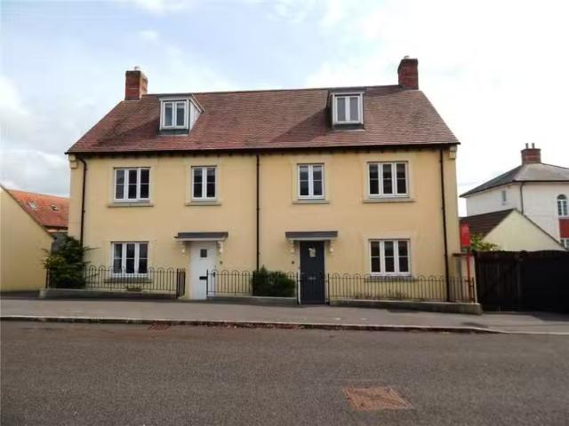 Nice 2 BA 3 bedroom semi detached house for rent in Bede Stree.