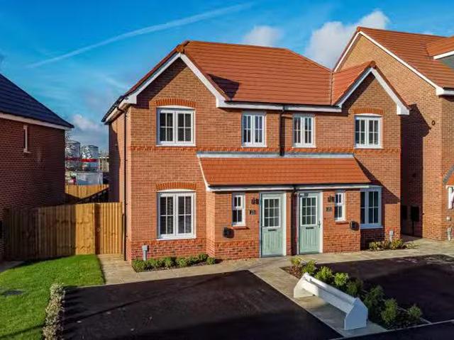 Just in! 2 BA 3 bedroom semi detached house for rent in Clive.
