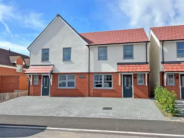 For Rent! 2 BA 3 bedroom semi detached house for rent in Clint.