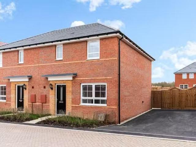 New 2 BA 3 bedroom semi detached house for rent in Great Dunmo.