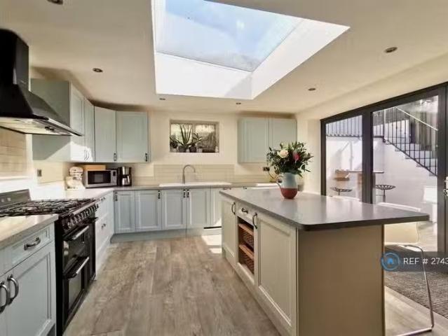 For Rent! 2 BA 3 bedroom semi detached house for rent in Haydn.