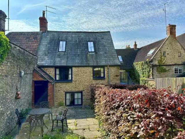 Rental! 2 BA 3 bedroom semi detached house for rent in High St.